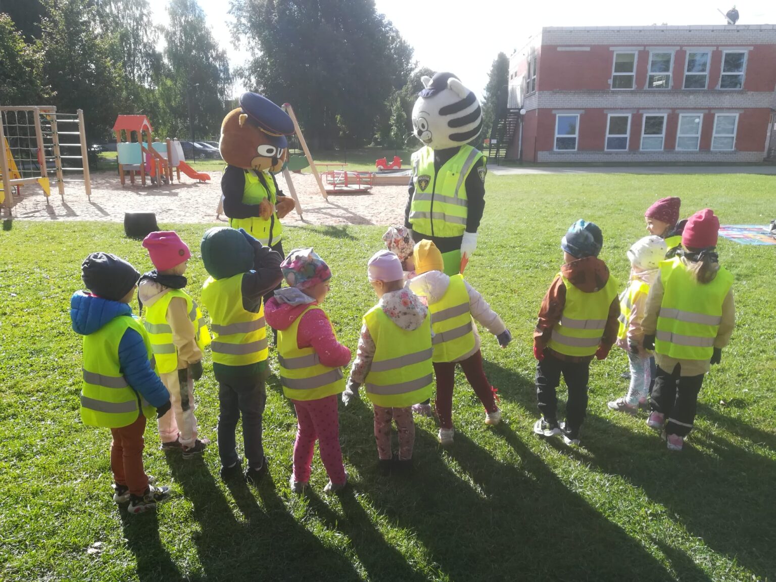 Runcis Rūdis un Bebrs Bruno viesojas pie bērniem Allažu pirmsskolas ...