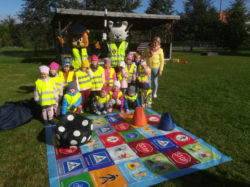 Runcis Rūdis un Bebrs Bruno viesojas pie bērniem Allažu pirmsskolas ...