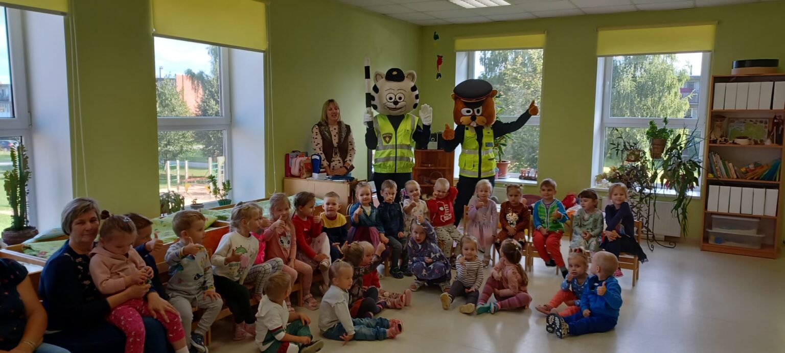 Runcis Rūdis un Bebrs Bruno viesojas pie bērniem Allažu pirmsskolas ...